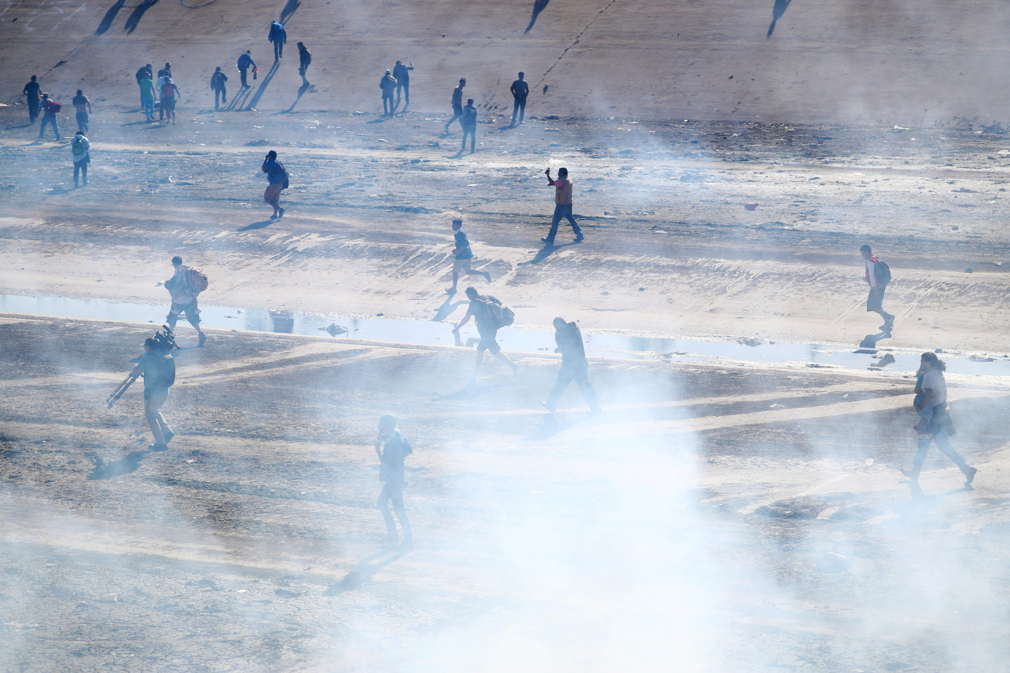 Migranter forsøkte å trenge seg inn i USA – møtt med tåregass – Document