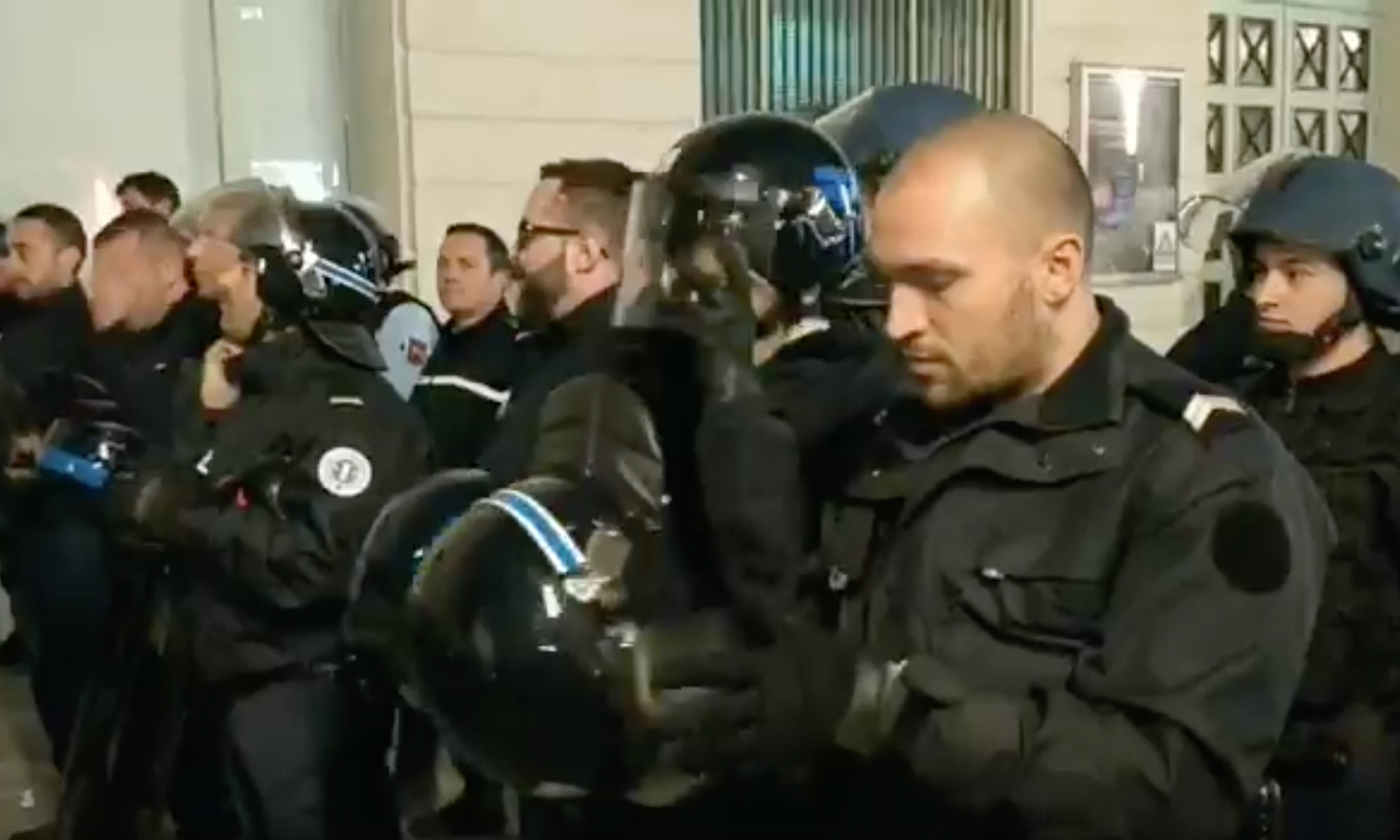 Fransk politi tok av hjelmene fremfor demonstranter i gule vester ...