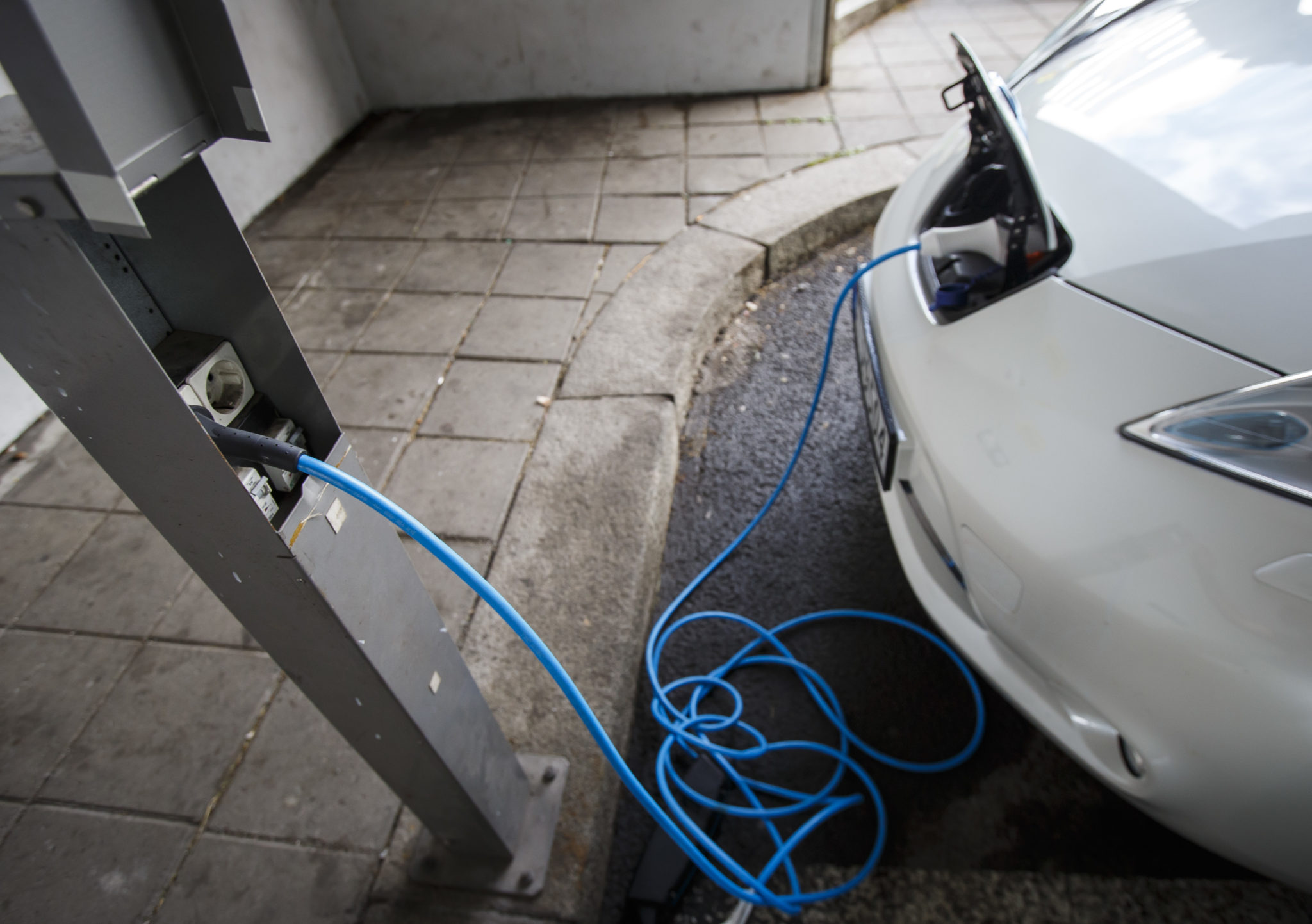 Ny elbil begynte å brenne under lading