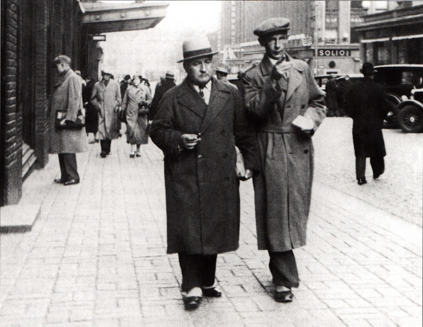 Elmer Diktonius och Nils Ferlin på Centralgatan i Helsingfors 1936 ...