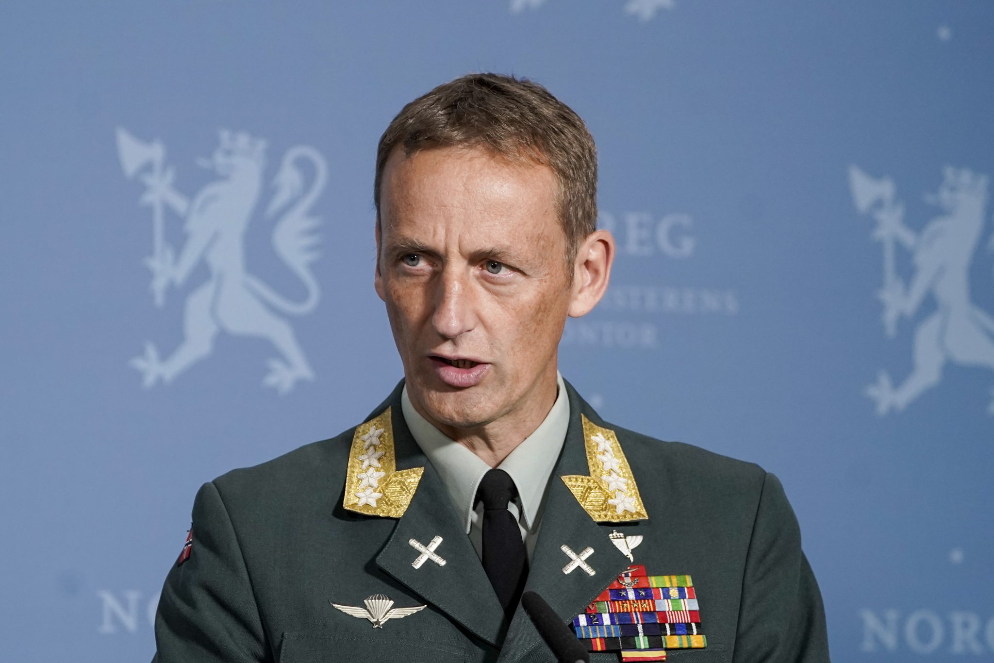 Det er krig i Europa. I Forsvaret snakker man om Pride og trakassering ...