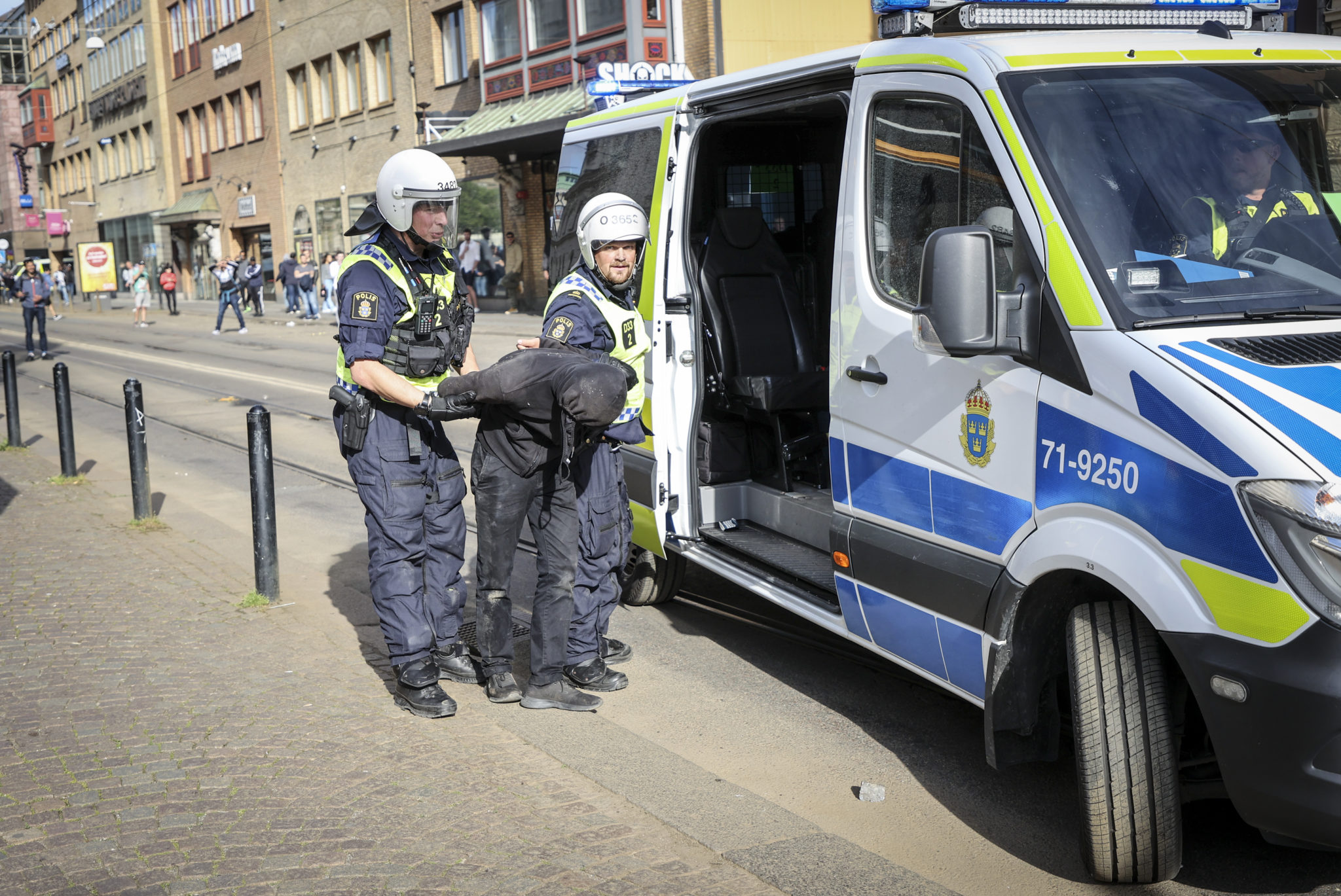 Gjengkrigen mot nye høyder i Sverige: Kriminelle med våpen patruljerer ...