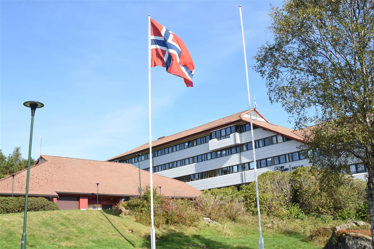 Noen heiste det russiske flagget ved rådhuset i Øygarden