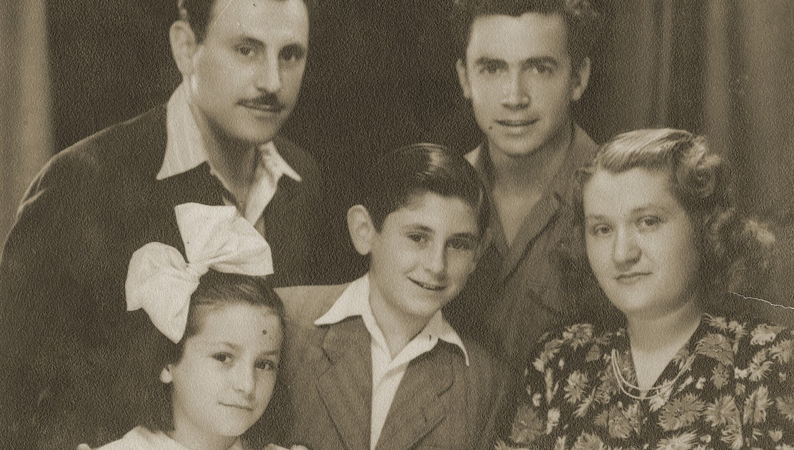 Den jødiske familie Mandil med sin albanske redningsmann Refik Veseli ...