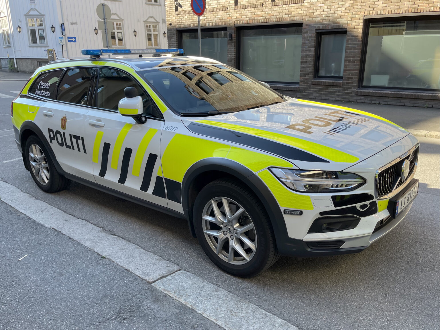 Politibetjent knivstukket i Ullensaker – gjerningsperson skutt