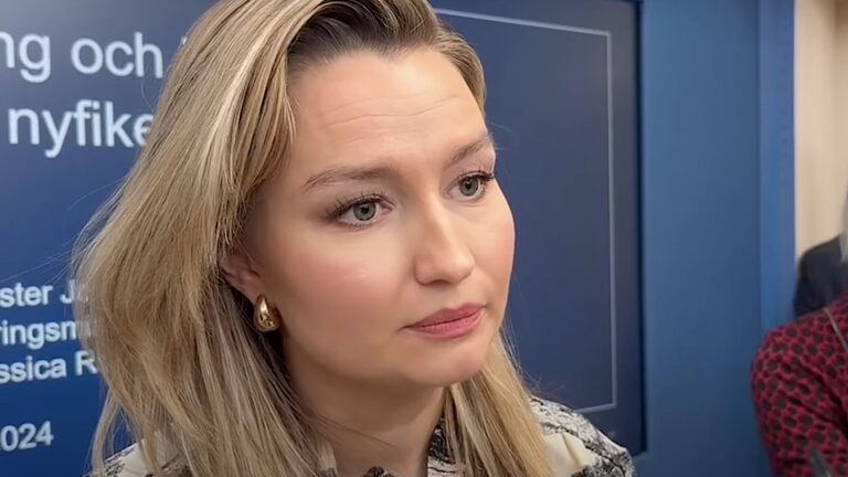 Ebba Busch snakker med to tunger