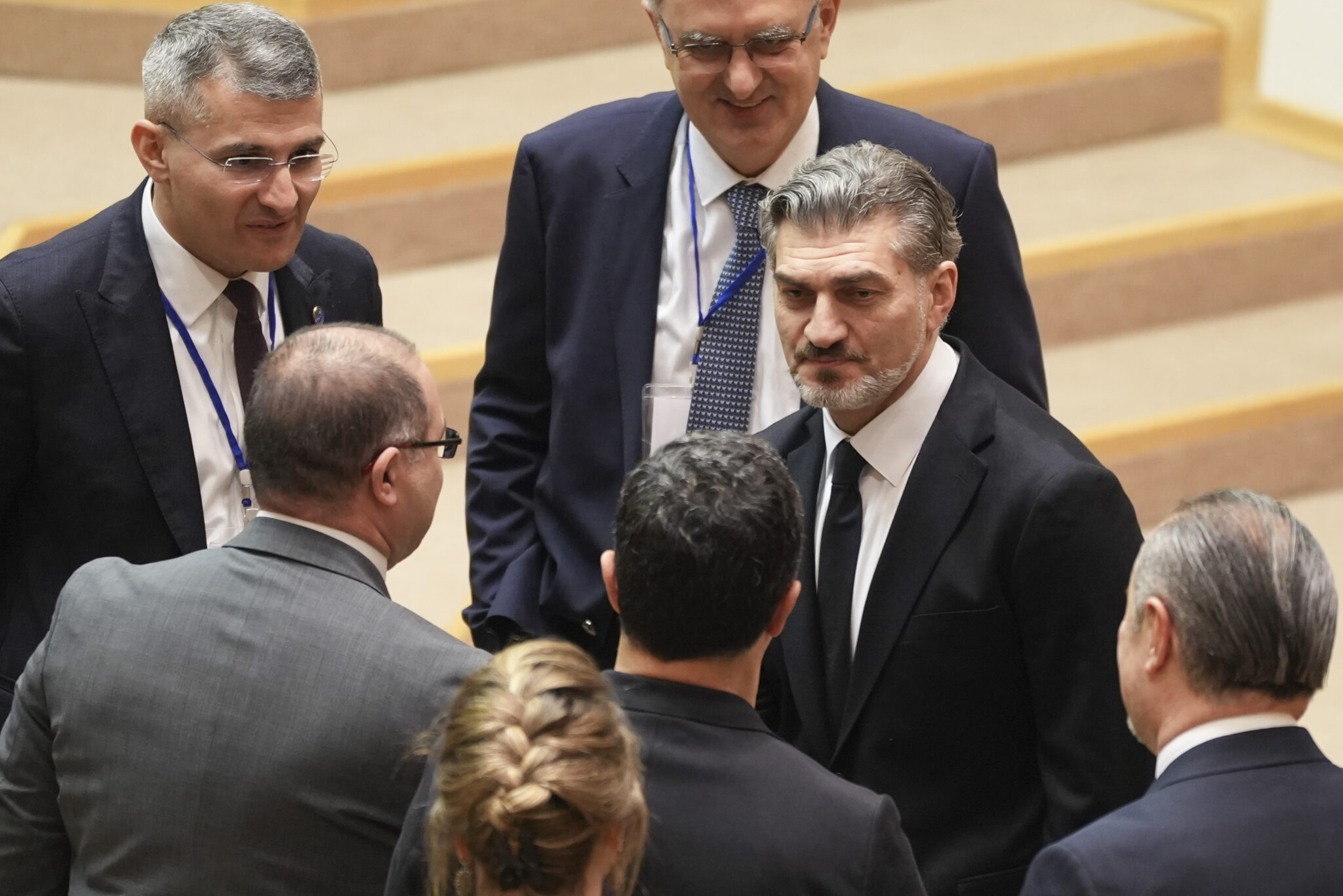 Mikheil Kavelasjvili ny president i Georgia, den sittende nekter å gå av