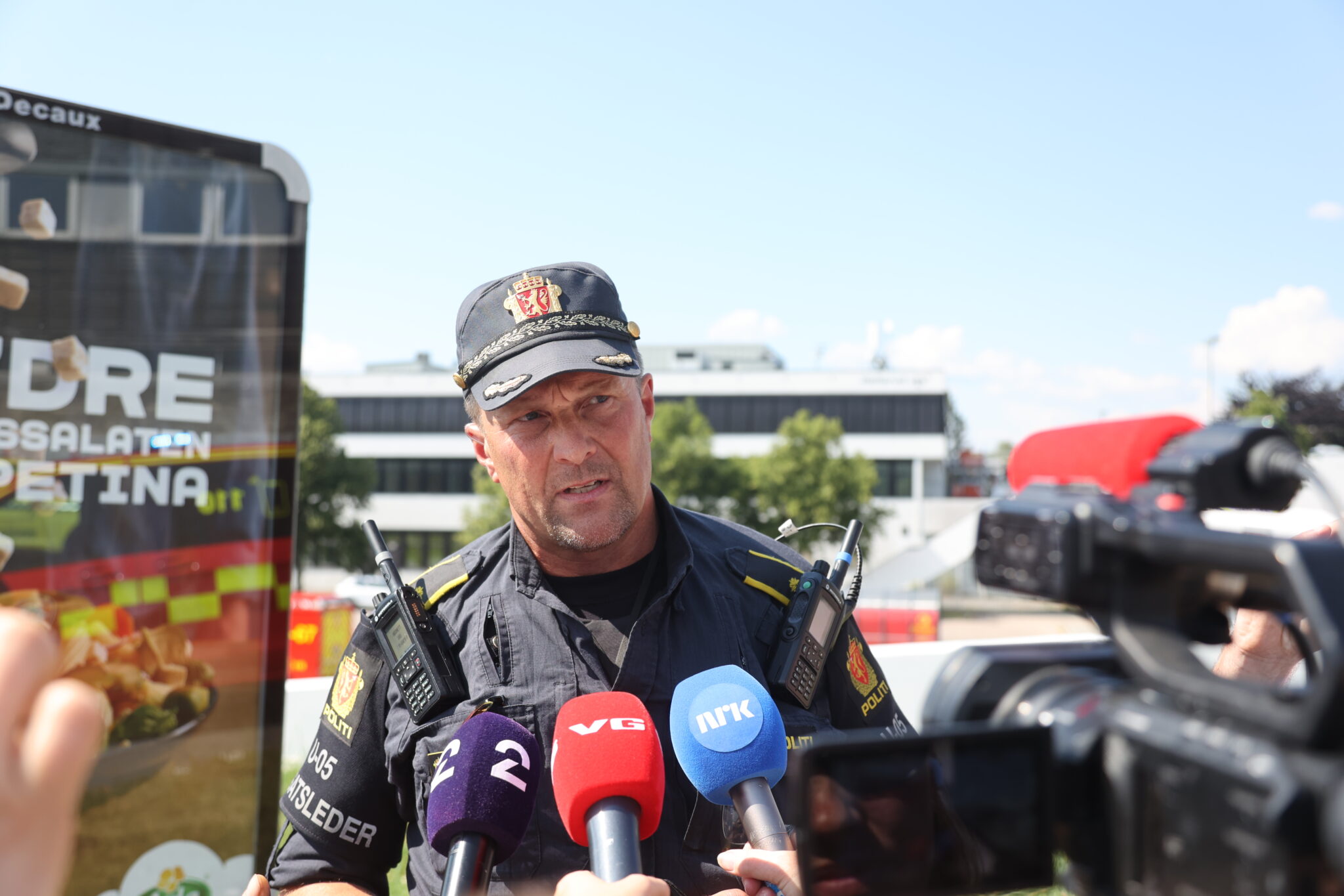 Det smalt flere skudd mot et bord det satt flere rundt