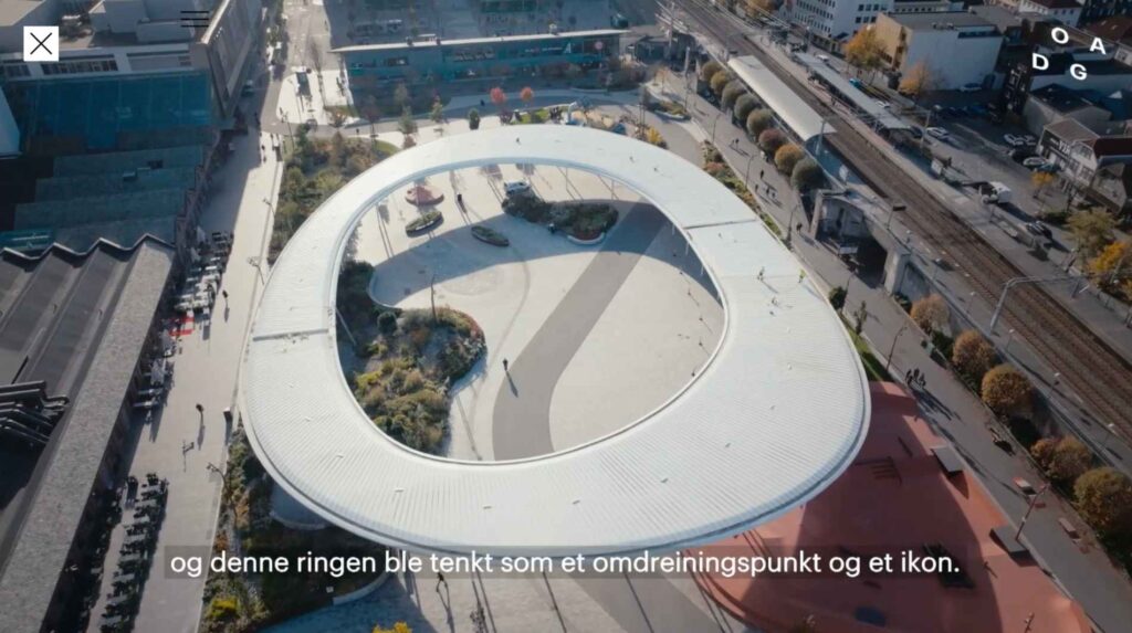 Utagerende mann med machete tatt i bypark