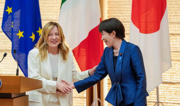 Meloni prøver å dempe de trans­atlantiske gemyttene